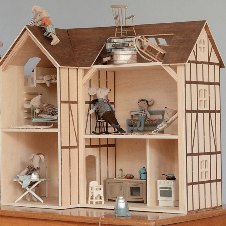 Mouse Hole Farmhouse | Bee Like Kids